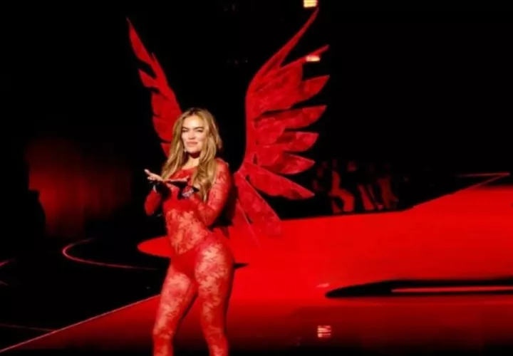 Karol G hace historia y debuta en el desfile de Victoria's Secret | Critica